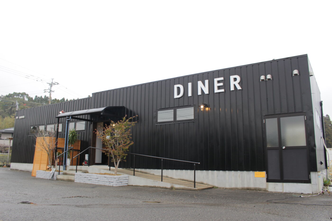 具材満載のホットドッグ！こだわりのパンとの相性が人気のPEAKY’S DINER | タウンみやざき